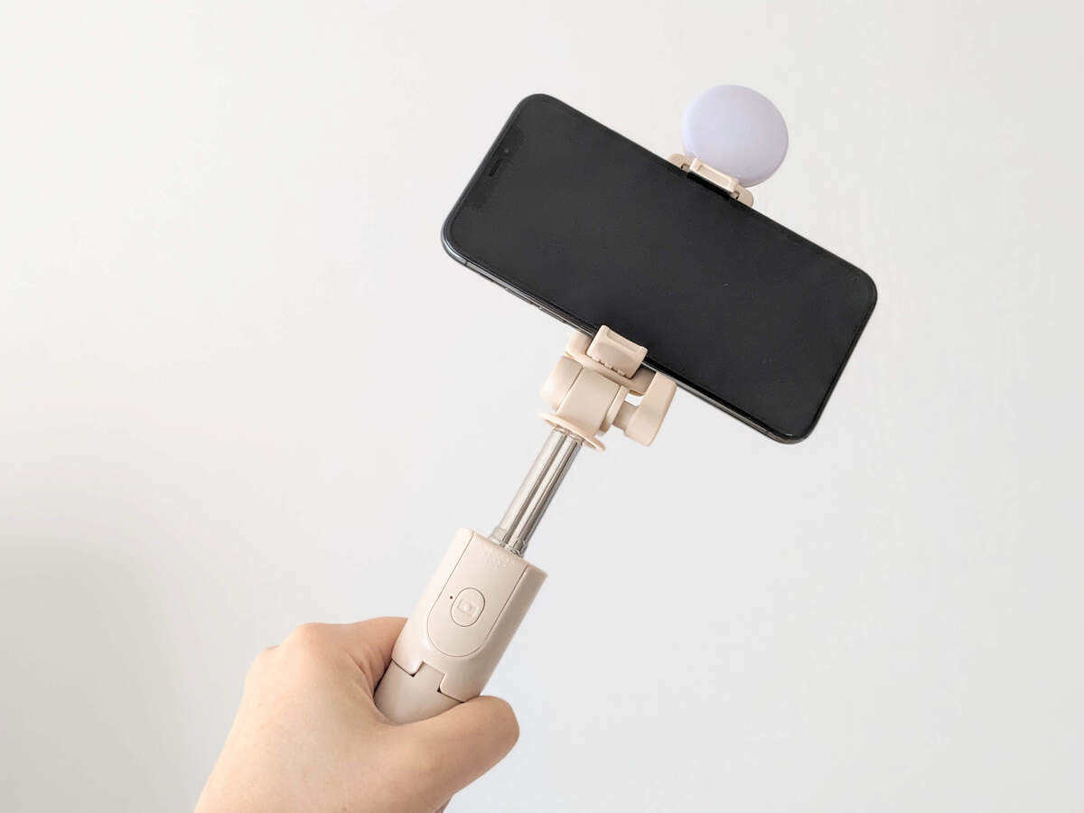 1,320円でもお買い得！【3COINS】「LED三脚自撮り棒」欲しいとこが全部詰まった！機能充実すぎる“神アイテム” | ヨムーノ